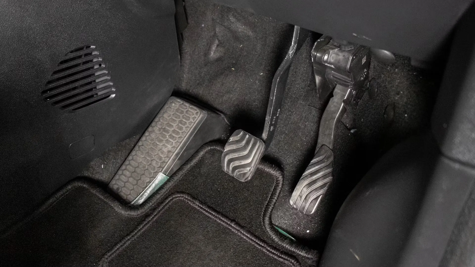 Magnite Pedals/Foot Controls Image, Magnite Photos in India - CarWale