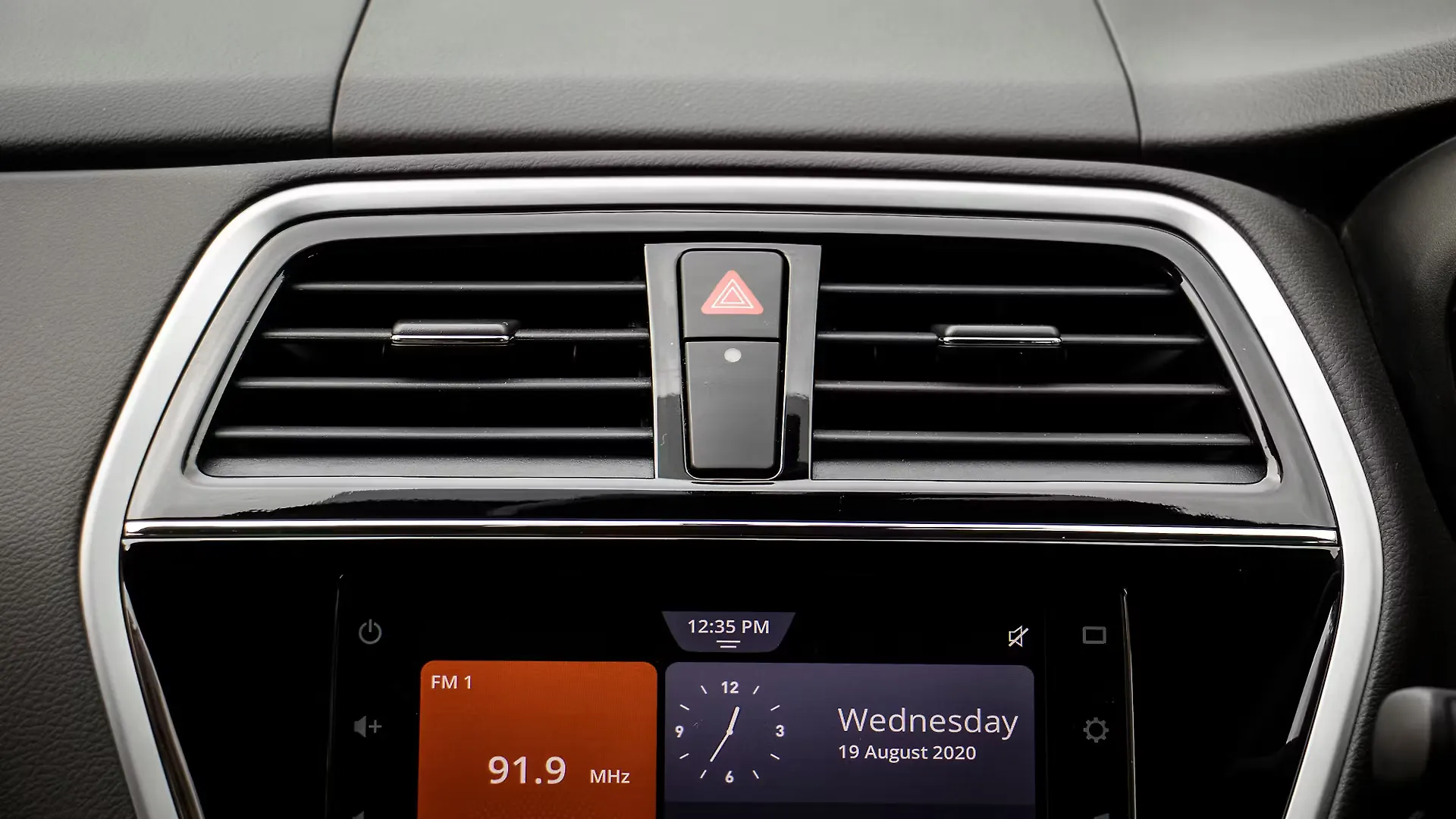 S-Cross Front Centre Air Vents Image, S-Cross Photos in India - CarWale