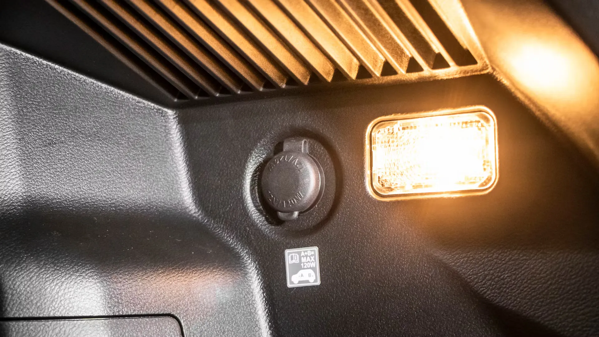 Urban Cruiser Boot Light Image, Urban Cruiser Photos in India - CarWale