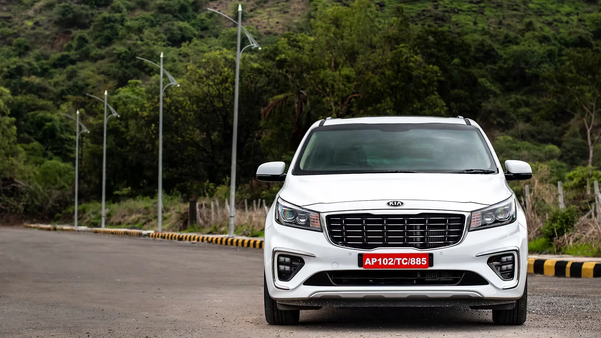 Carnival Front View Image, Carnival Photos in India - CarWale