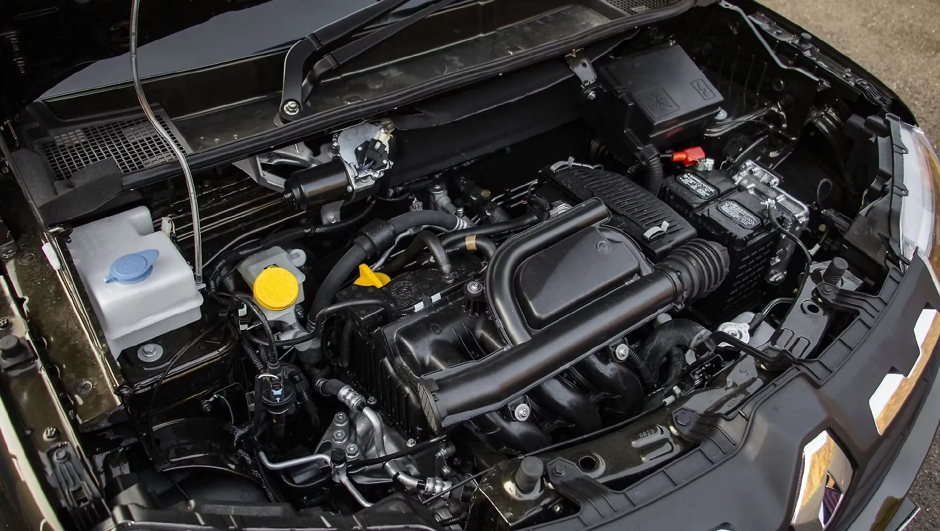 Kwid Engine Shot Image, Kwid Photos in India - CarWale