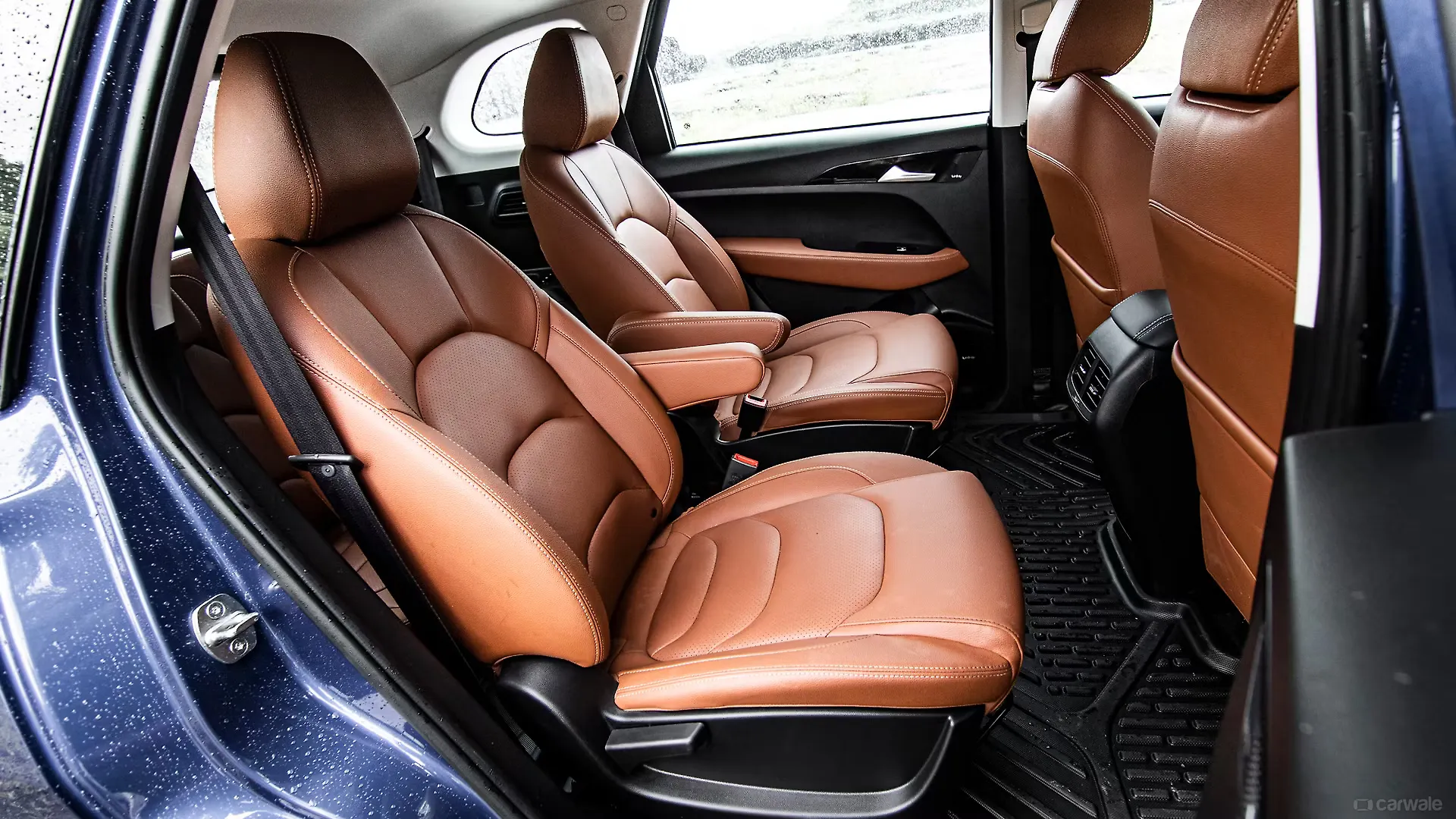 Hector Plus Second Row Seats Image, Hector Plus Photos in India - CarWale