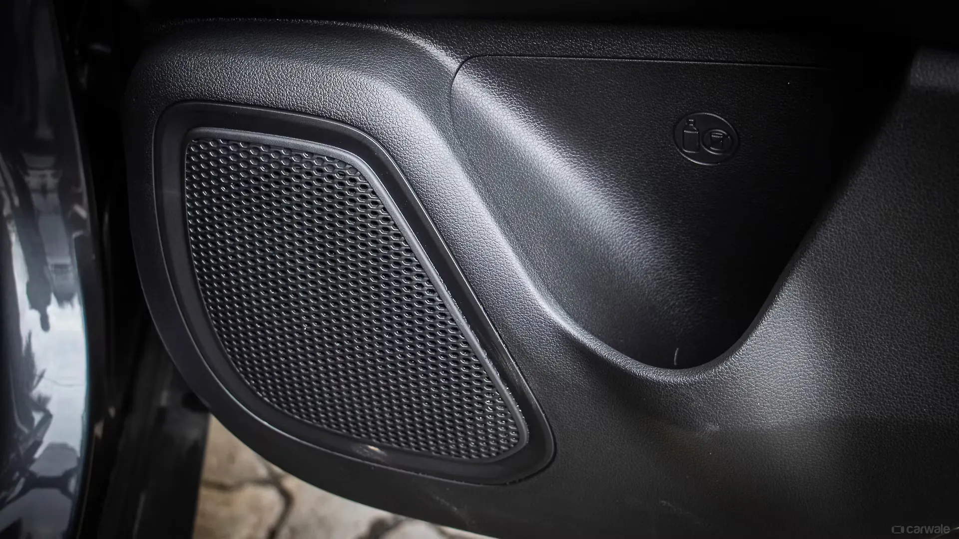 Venue Rear Speakers Image, Venue Photos in India - CarWale