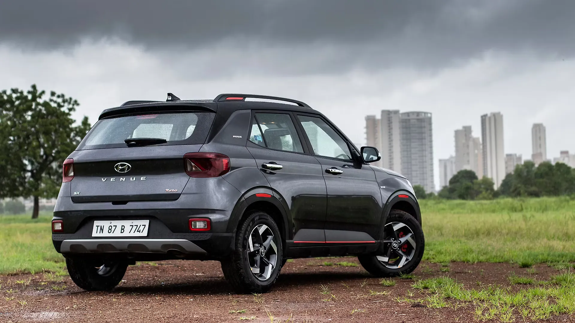 Venue Right Rear Three Quarter Image, Venue Photos in India - CarWale