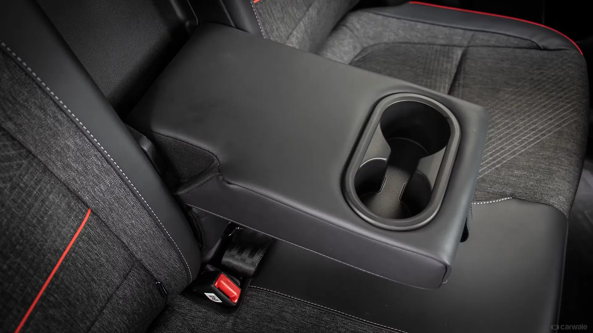 Venue Second Row Centre Arm Rest Image, Venue Photos in India - CarWale