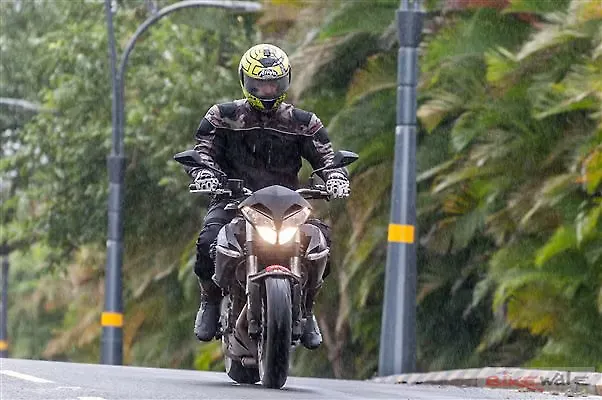 Benelli TNT899 - BikeWale