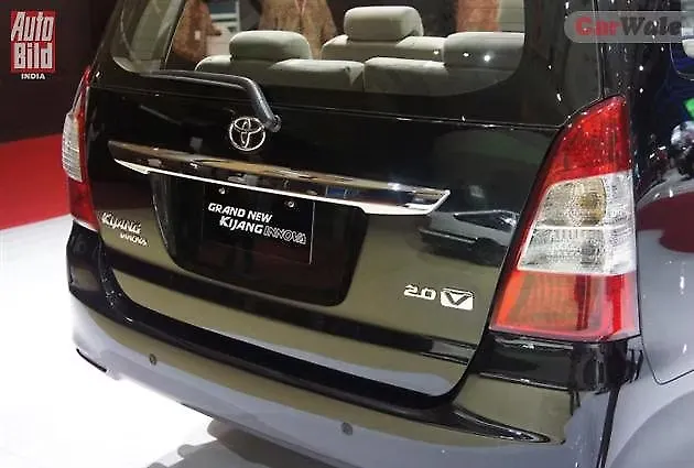 Toyota Innova facelift pictures - CarWale