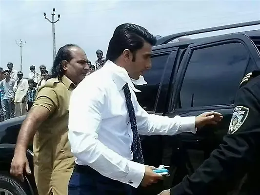 Maruti Ciaz spotted during TVC shoot - CarWale