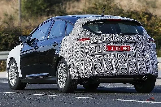 Facelifted Ford Focus spotted testing - CarWale