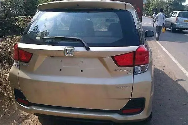 Honda Mobilio spotted on Indian streets for the first time - CarWale