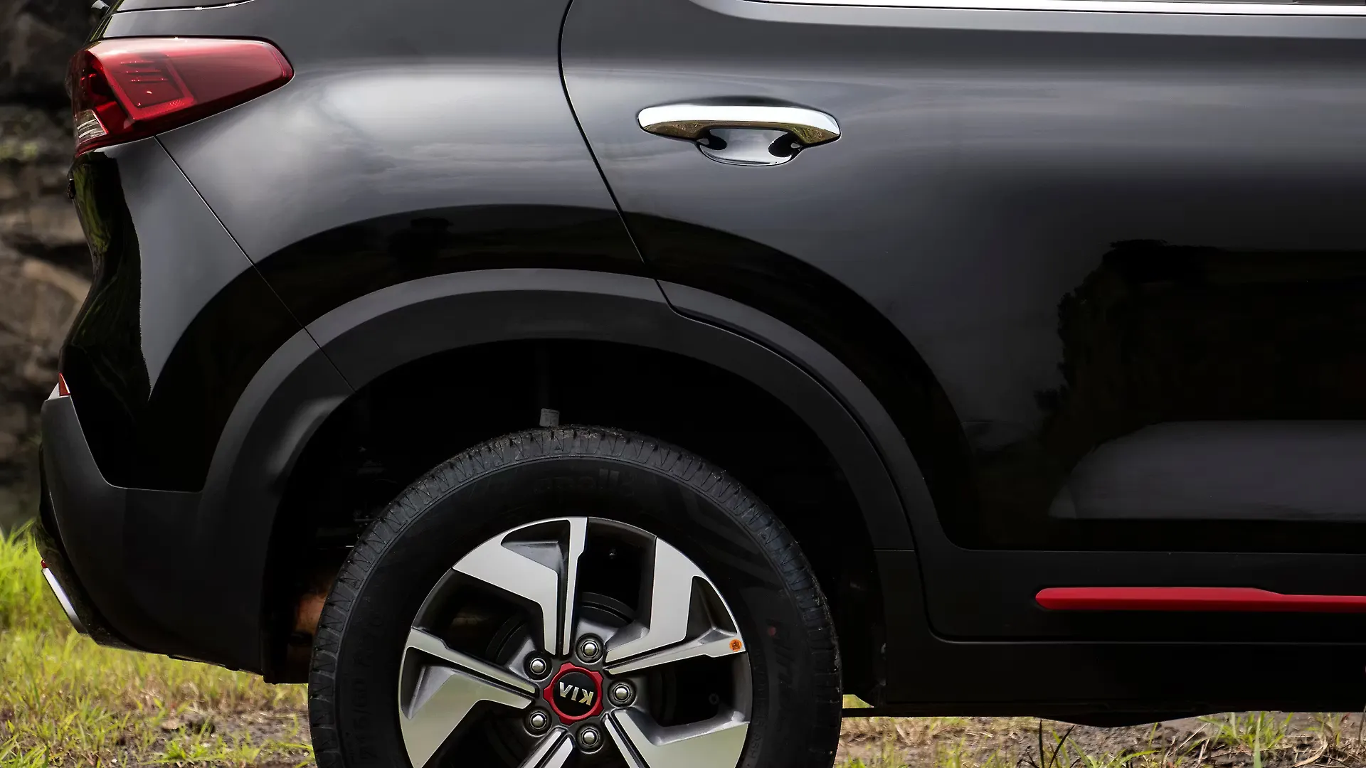 Kia Sonet Photo, sonet rear fender Image - CarWale