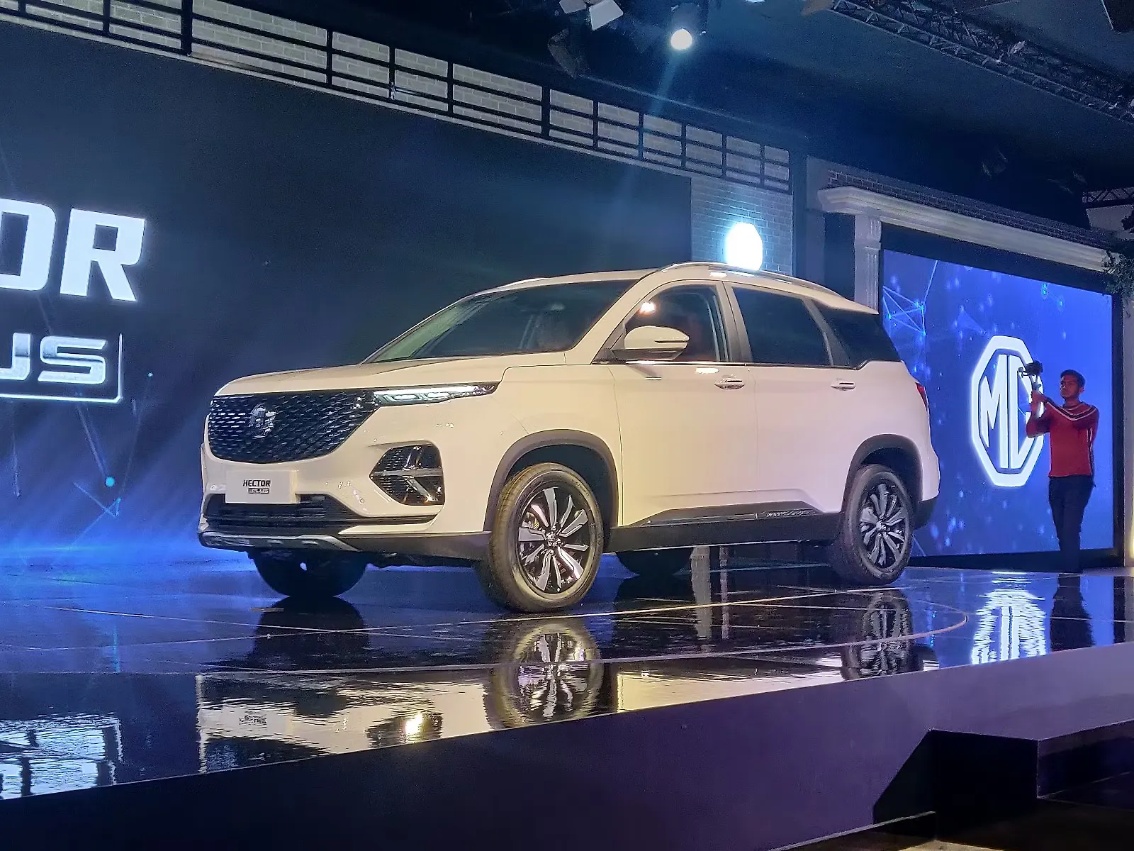 MG Hector Plus Images, Interior & Exterior Photo Gallery - CarWale