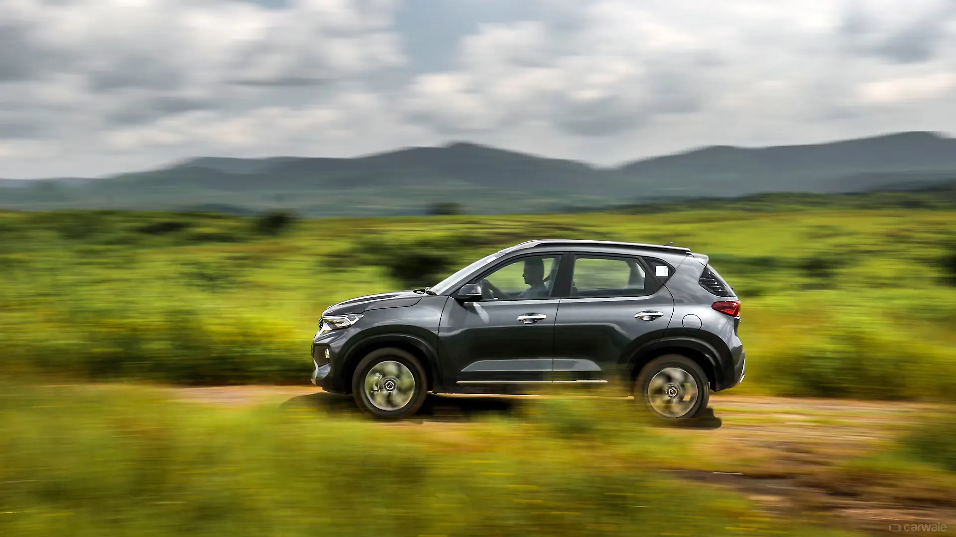 Kia Sonet Photo, kia sonet left side view2 Image - CarWale