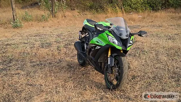 Kawasaki Ninja ZX-10R [2015] Front Three-Quarter Image – BikeWale