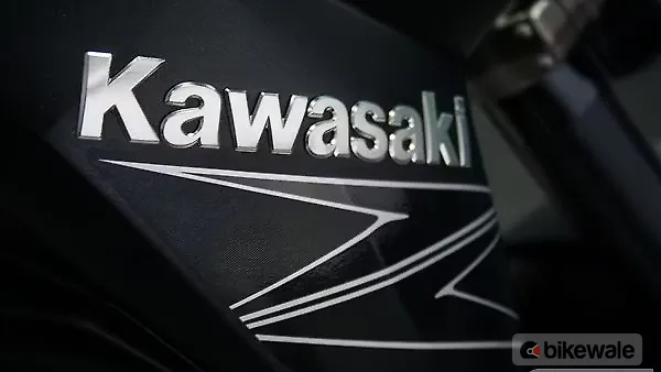 Kawasaki Z800 Front Three-Quarter Image – BikeWale