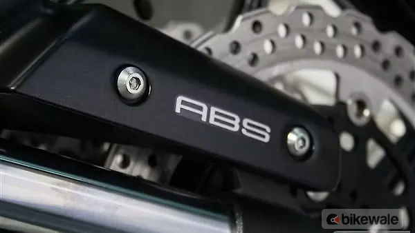 Kawasaki Z800 Front Three-Quarter Image – BikeWale