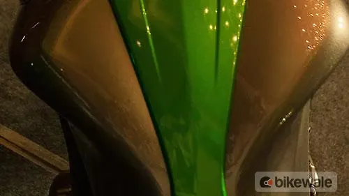 Kawasaki Z1000 Tank Image – BikeWale