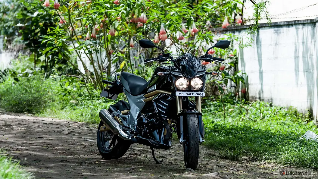 Mahindra Mojo XT300 Front Three-Quarter Image – BikeWale