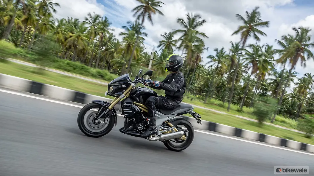 Mahindra Mojo XT300 Front Three-Quarter Image – BikeWale