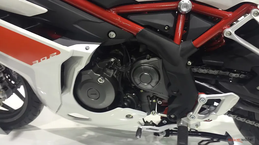 Benelli 302R Action Image – BikeWale