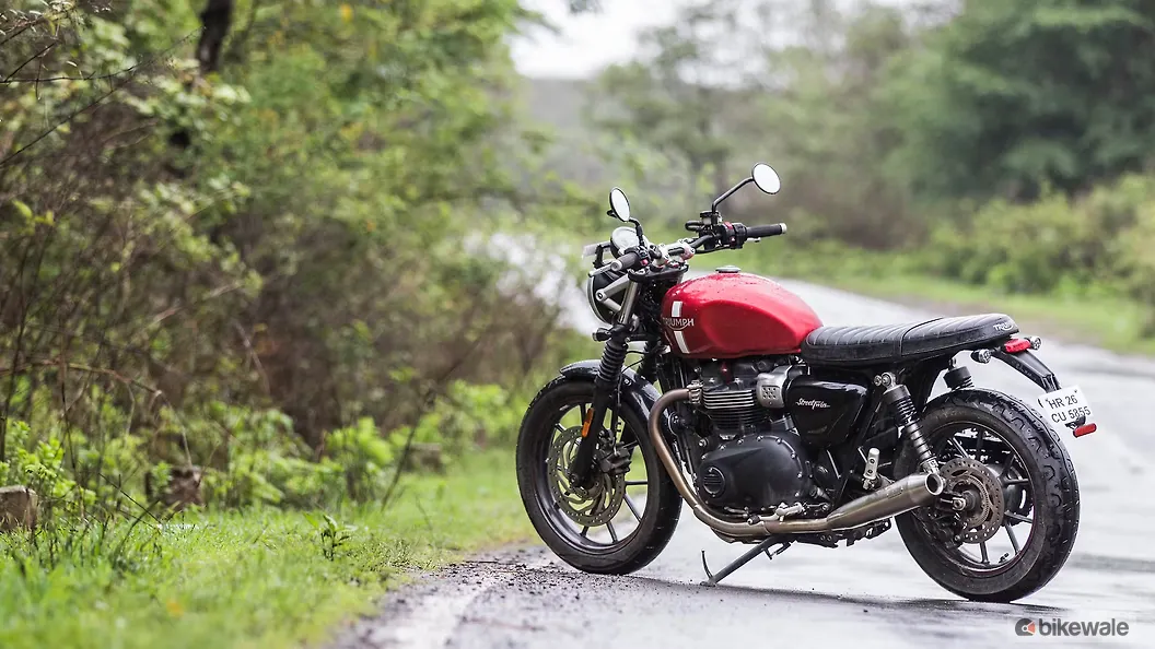 Triumph Street Twin [2018] Rear Three-Quarter Image – BikeWale