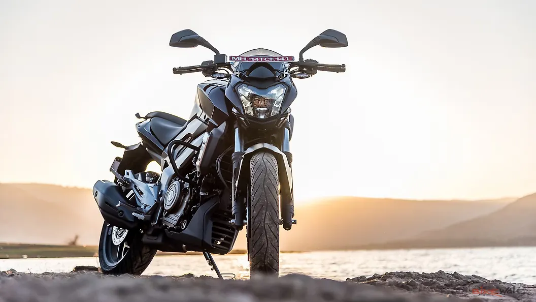 Bajaj Dominar 400 [2018] Cornering Image – BikeWale