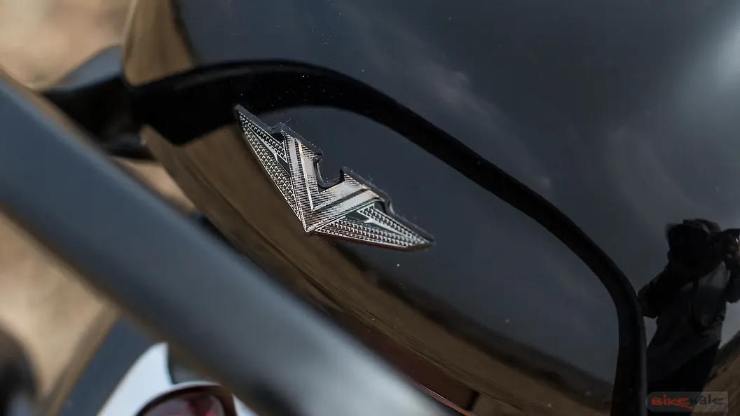 Bajaj V12 Fuel Filler Lid Image – BikeWale