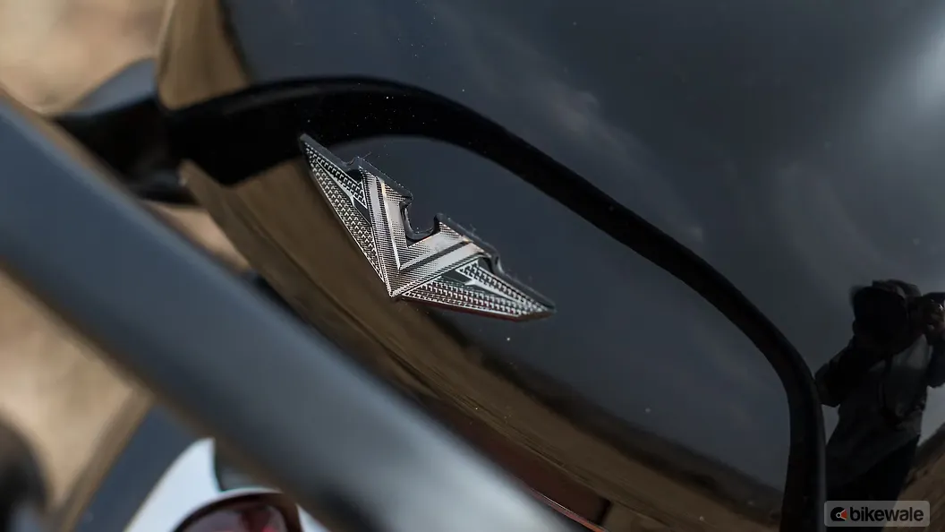 Bajaj V12 Tank Image – BikeWale