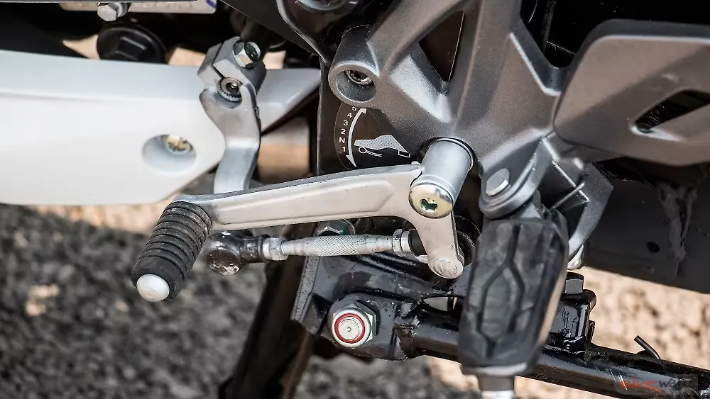 Bajaj Pulsar NS200 Front Footpeg Image – BikeWale