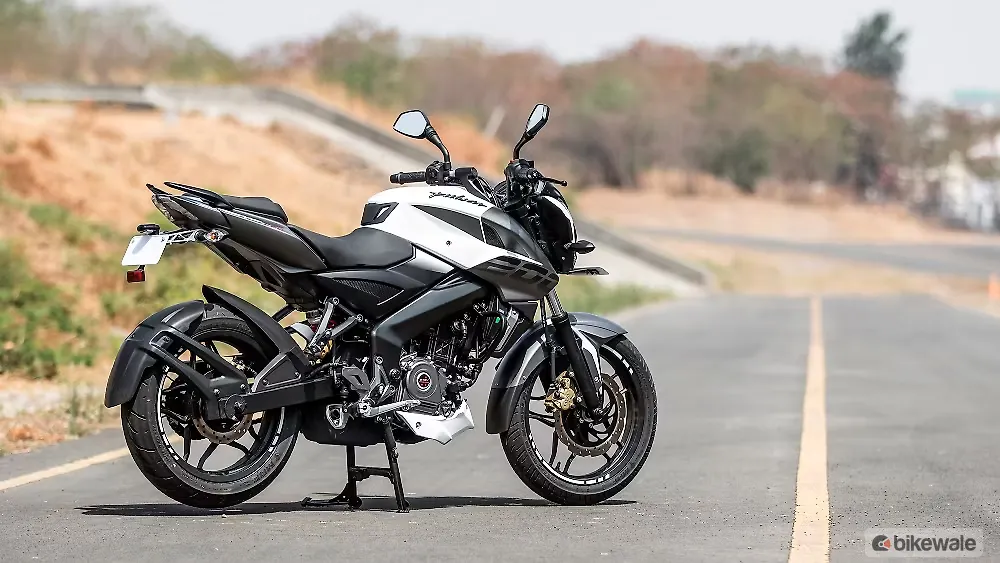 Bajaj Pulsar NS200 Rear Three-Quarter Image – BikeWale