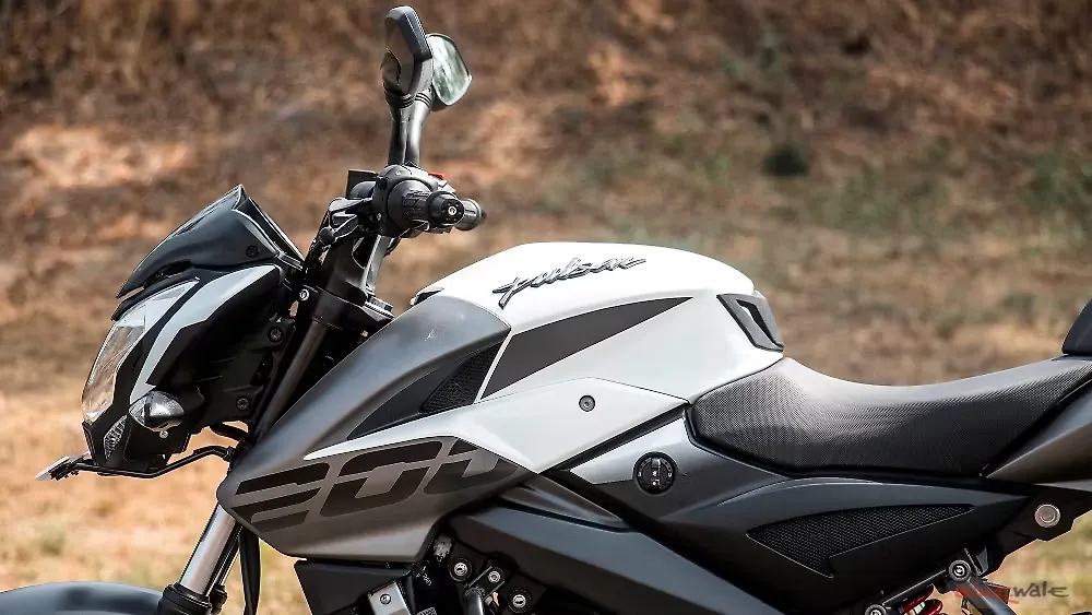 Bajaj Pulsar NS200 Rear Tyre Hugger Image – BikeWale