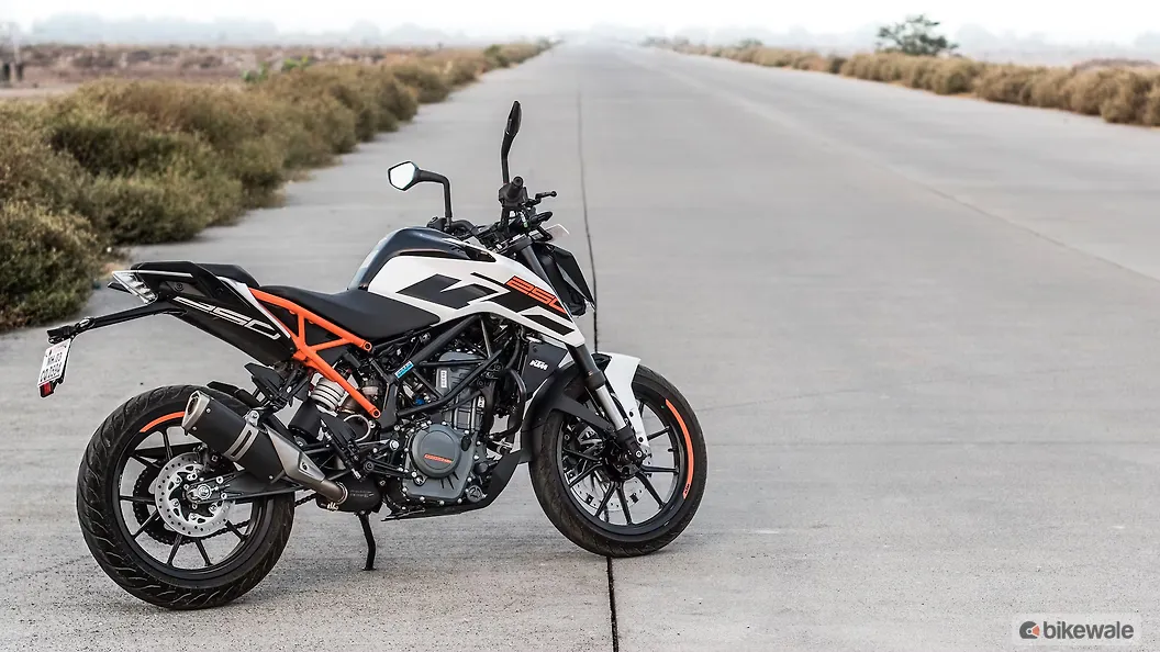 KTM 250 Duke [2021] Rear Three-Quarter Image – BikeWale