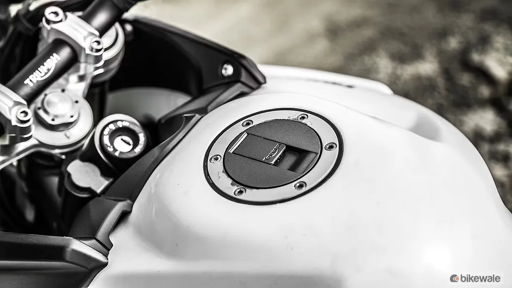 Triumph Tiger 800 XRx [2017] Tank Image – BikeWale