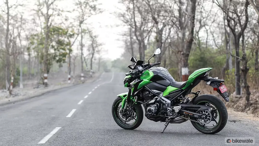 Kawasaki Z900 [2017-2018] Rear Three-Quarter Image – BikeWale