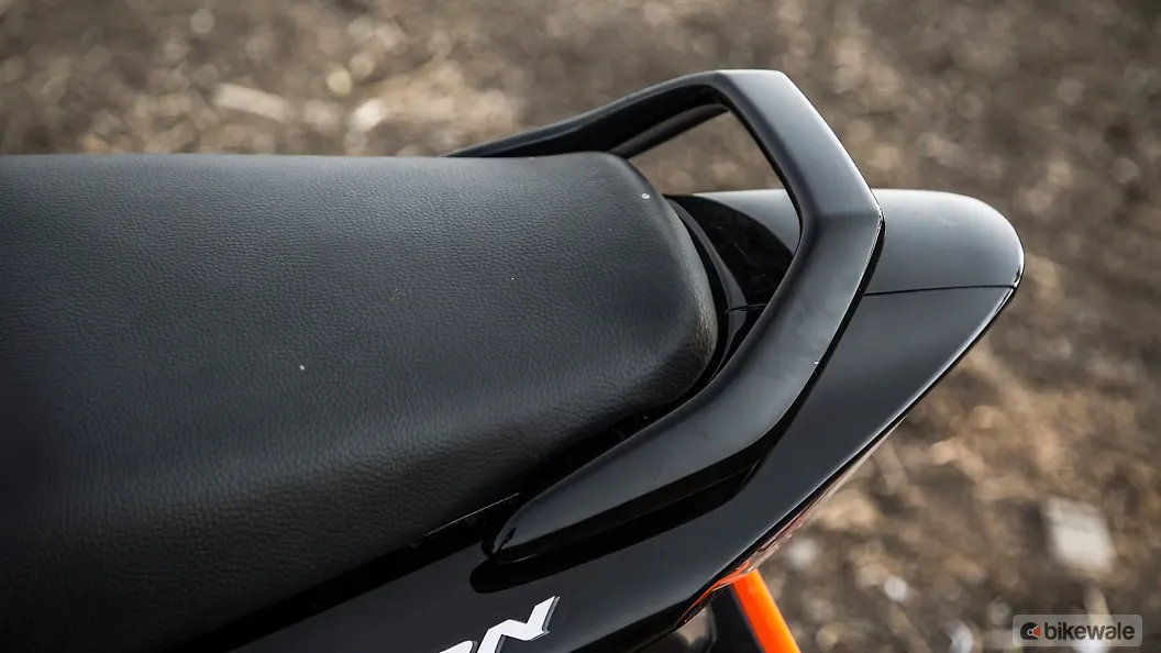 Honda CB Unicorn 150 Grab Rails Image – BikeWale