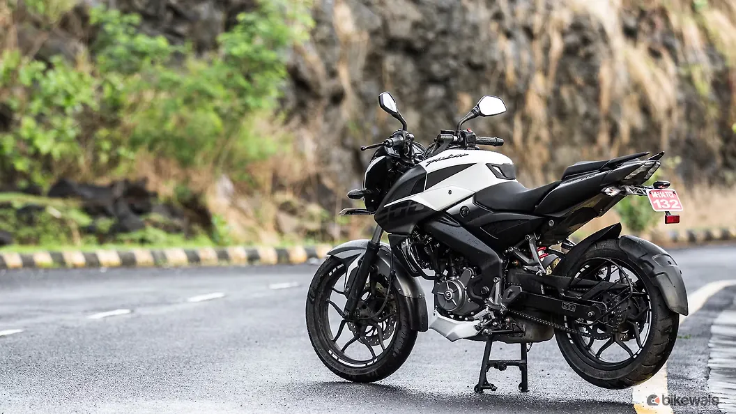 Bajaj Pulsar NS200 Handlebar Image – BikeWale