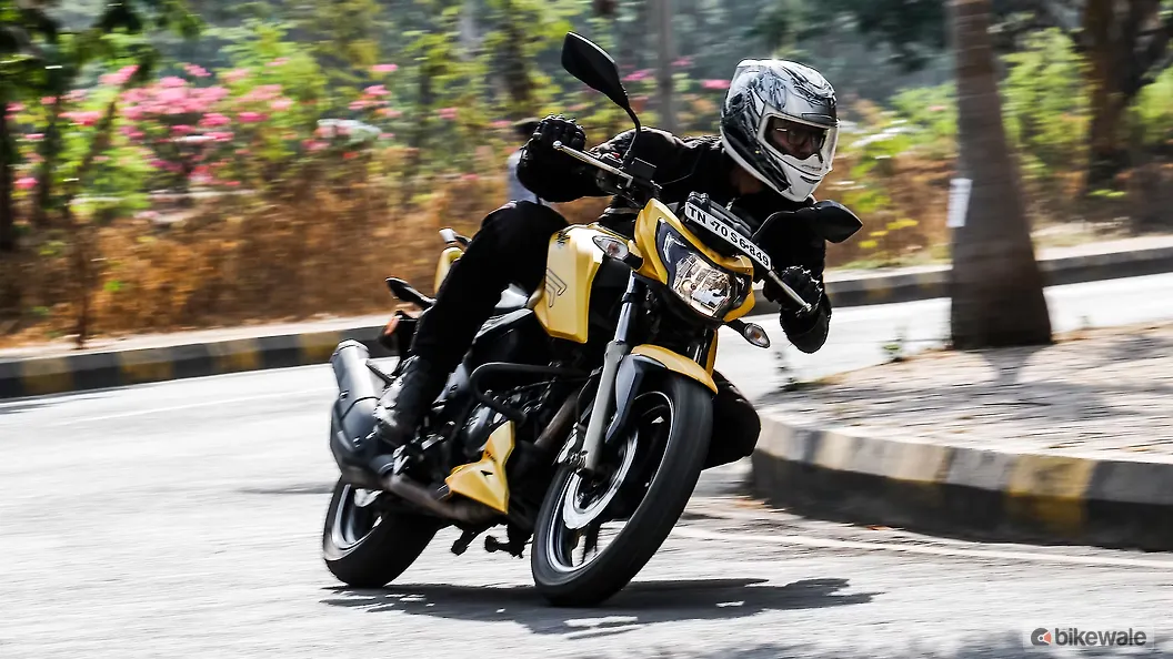 TVS Apache RTR 200 4V Right Front Three Quarter Image – BikeWale