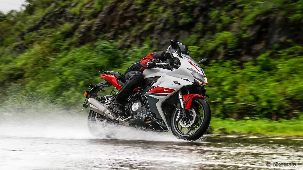 Benelli 302R Action Image – BikeWale
