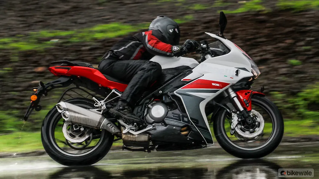 Benelli 302R Action Image – BikeWale