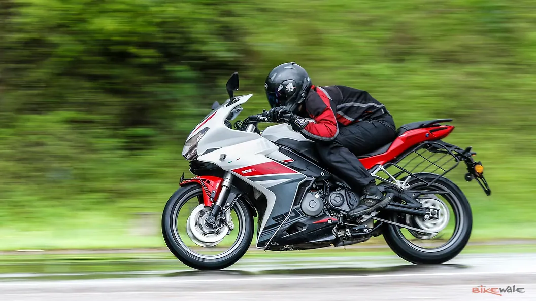Benelli 302R Action Image – BikeWale