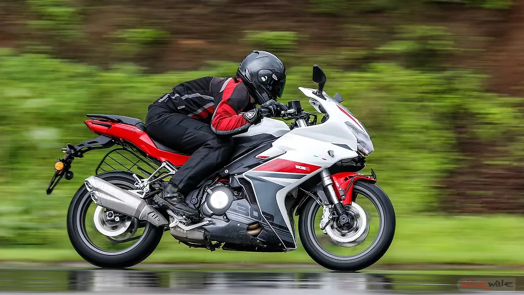 Benelli 302R Action Image – BikeWale