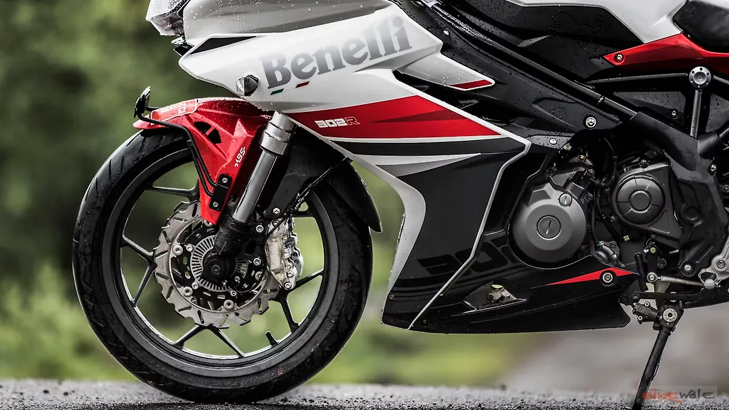 Benelli 302R Action Image – BikeWale