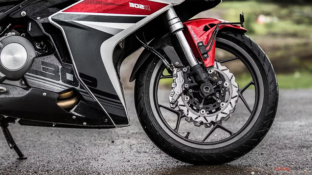 Benelli 302R Action Image – BikeWale