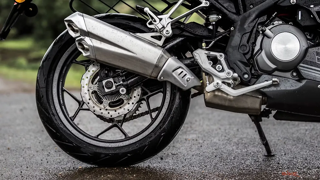 Benelli 302R Action Image – BikeWale