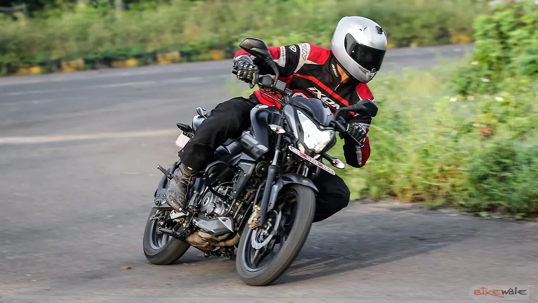 Bajaj Pulsar NS160 Right Front Three Quarter Image – BikeWale