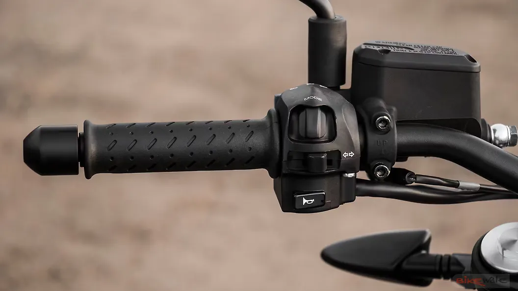 Aprilia Shiver 900 Action Image – BikeWale