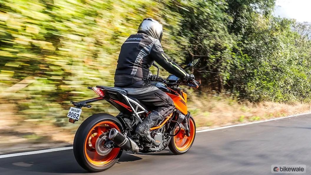 KTM 390 Duke [2021] Action Image – BikeWale