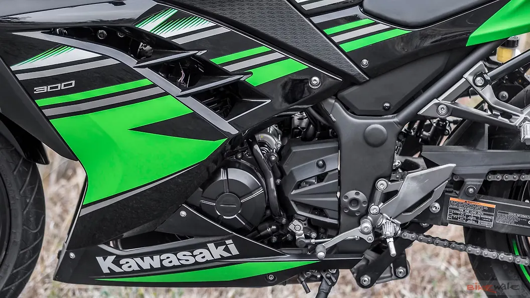 Kawasaki Ninja 300 [2018-2019] Side Image – BikeWale