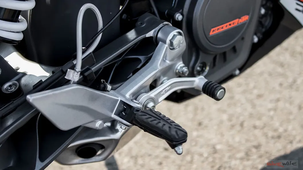 KTM 125 Duke [2021] Front Footpeg Image – BikeWale