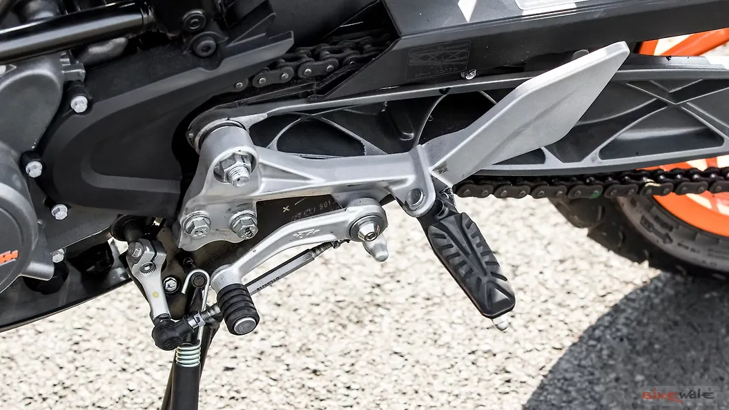 KTM 125 Duke [2021] Front Footpeg Image – BikeWale